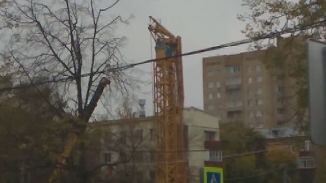 2-я Владимирская 28-30 (10.10.2024) собирают башенный кран.