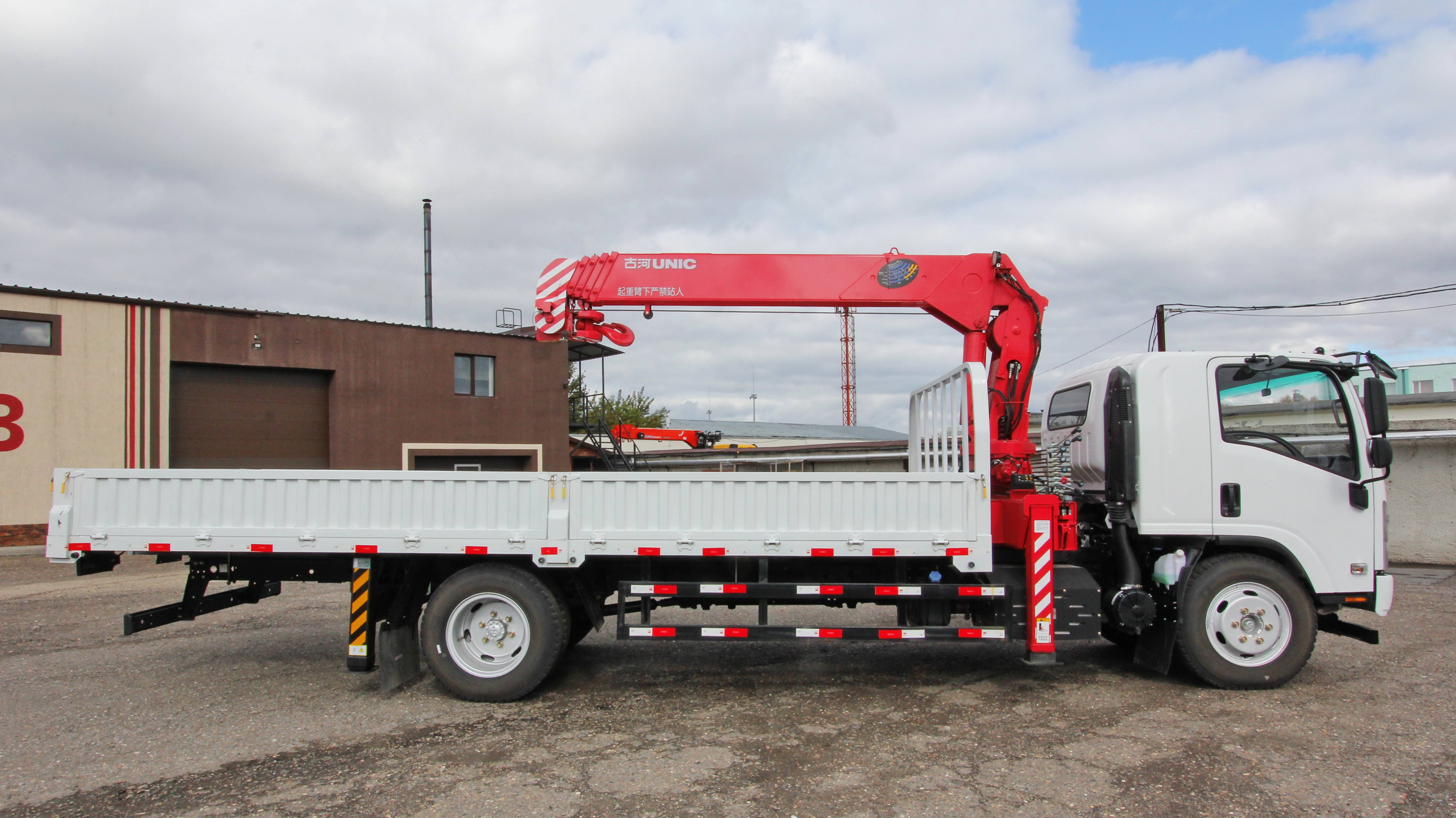 Грузовой ISUZU с кран - манипуляторной установкой UNIC URV505