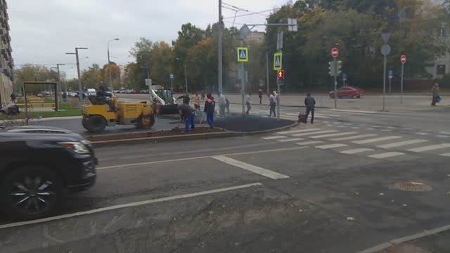 3-я Владимирская д. 23 (10.10.2024) кладут асфальт на тротуаре.