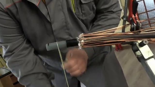 02. Снятие изоляции кабеля с изоляцией из сшитого полиэтилена инструментом GB-M20