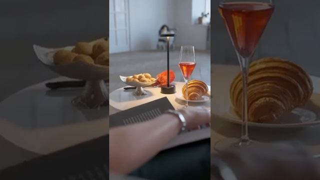 СТИЛЬНАЯ НАСТОЛЬНАЯ ЛАМПА Арт. 220311216 (золотая лампа)Арт. 220310776 (чёрная лампа)