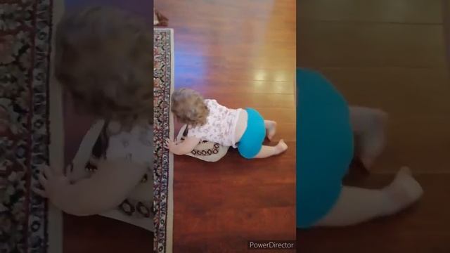 Дочка в два года бьёт подушку.  Прикол.