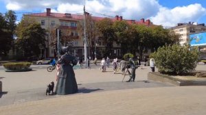 Фонтан Гуси а также монументы Корова, лошадь, дама с собачкой, фотограф у рынка Комаровка
