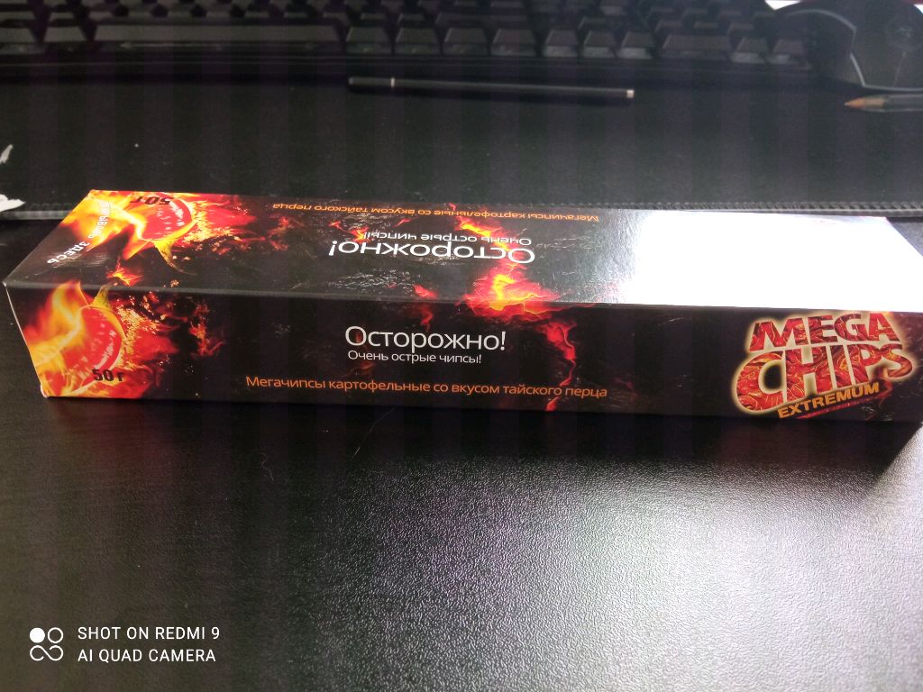 Пробуем чипсы с моей сестрой
