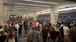 Пару тысяч Минчан спустились в метро Немига, забились в поезд а через 2 минуты приехал пу