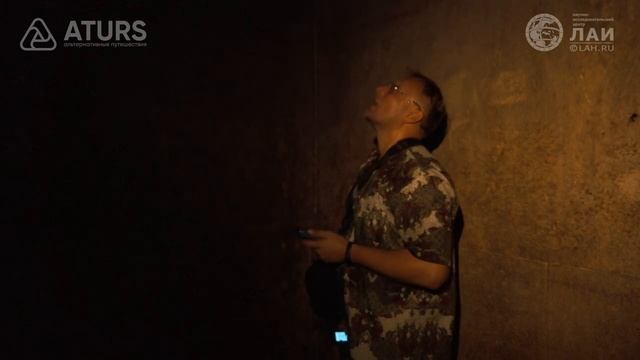 Красная пирамида в которой выходит из строя аппаратура - исследуем потеки на стенах