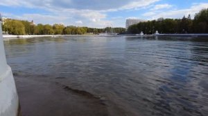 Сквер имени Марата Казея, по набережной р.Свислочь к дому со шпилем смотреть на светомузы
