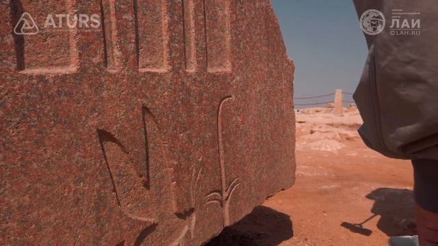 Огромные блоки и ямы у пирамид Гизы