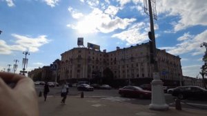 По пр.Независимости через Цирк, смотрим на клоуна на трубе и идём в Александровский сквер