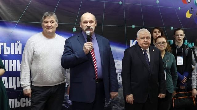 Василий Матюшенко поздравляет участников с открытием чемпионата по робототехнике