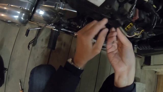 W650 | Cнятие аккумулятора | battery removal