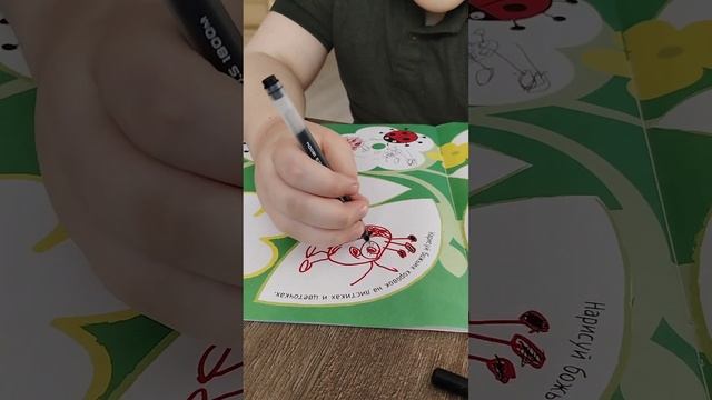 Учится рисовать. Аутизм