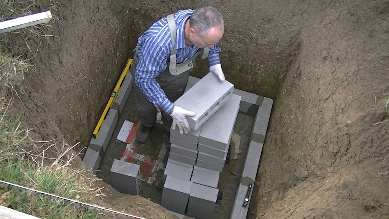 Укладка первых рядов септика