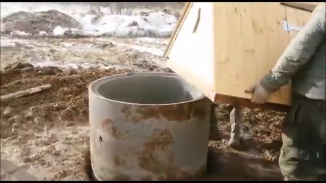 Копка колодца в Раменском районе. О преимуществах наших колодезных колец. Установка домика.