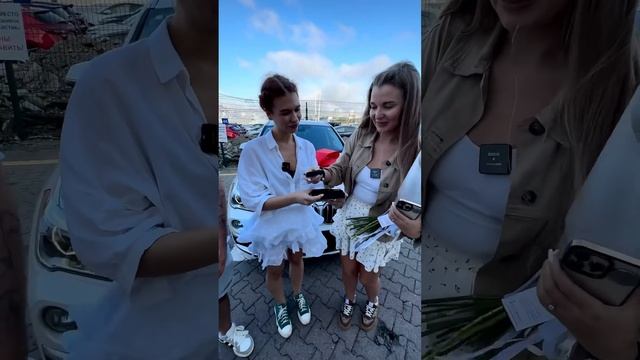 вручили нашему маркетологу новый автомобиль, которым она безмерно довольна