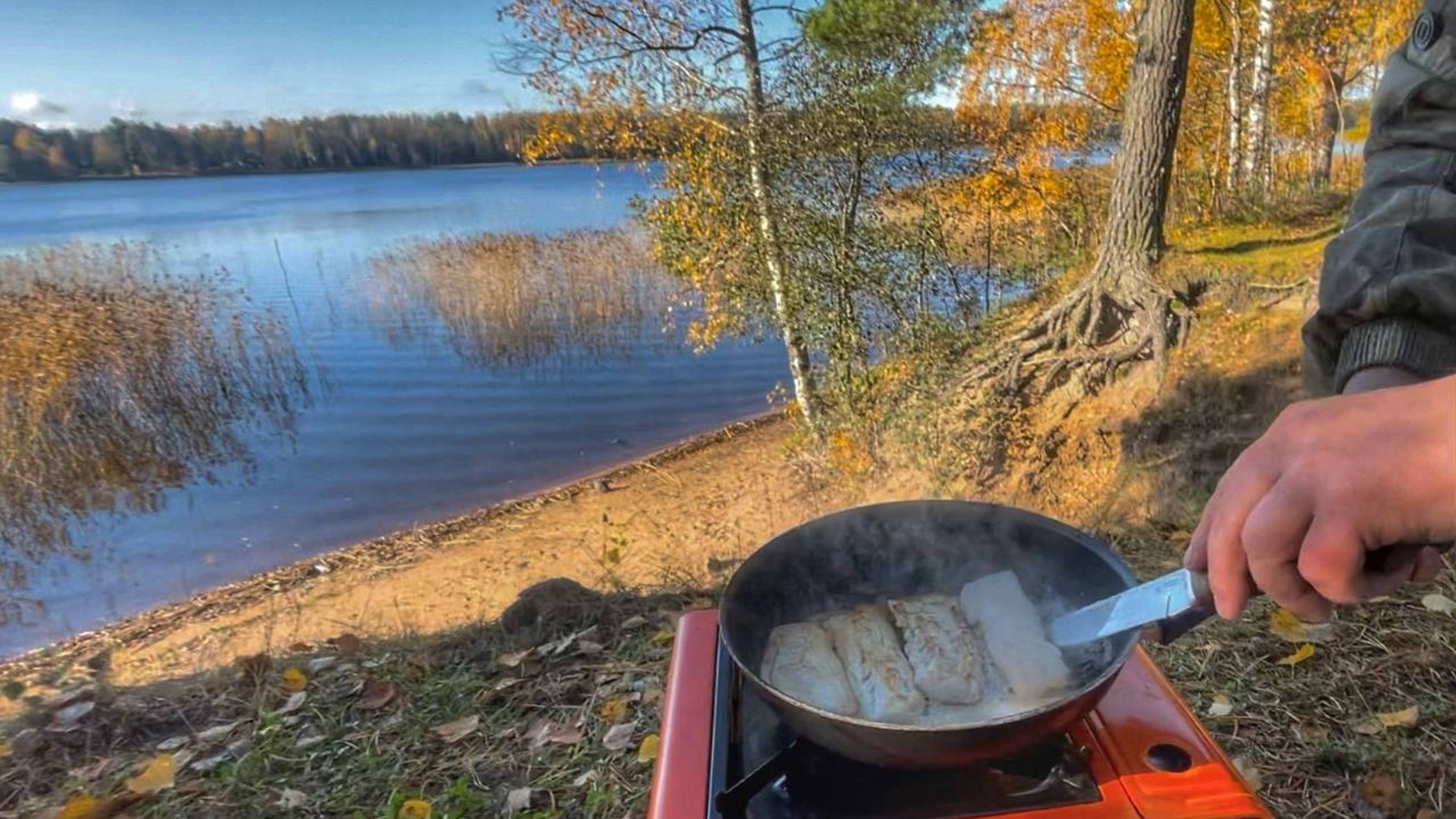 ДУШЕВНАЯ РЫБАЛКА НА ЛЕСНОМ ОЗЕРЕ, ЛОВИМ И ГОТОВИМ РЫБУ.