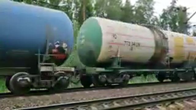 Встречные поезда ВЛ11-042/041Б и ВЛ10УК-135/243