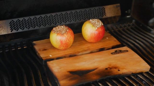 Яблоки с хрустящей начинкой, запеченные на дощечке