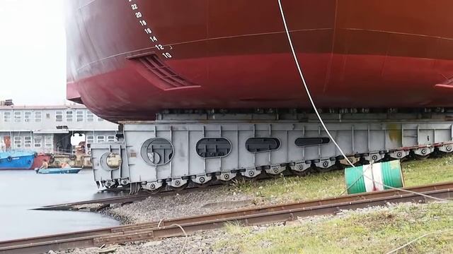До воды считанные сантиметры, спуск земснаряда, Петрозаводск