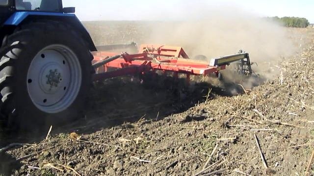 Борона дисковая БДМ 4х2 производства БДТ-АГРО с трактором МТЗ-1221. Сентябрь 2012г.