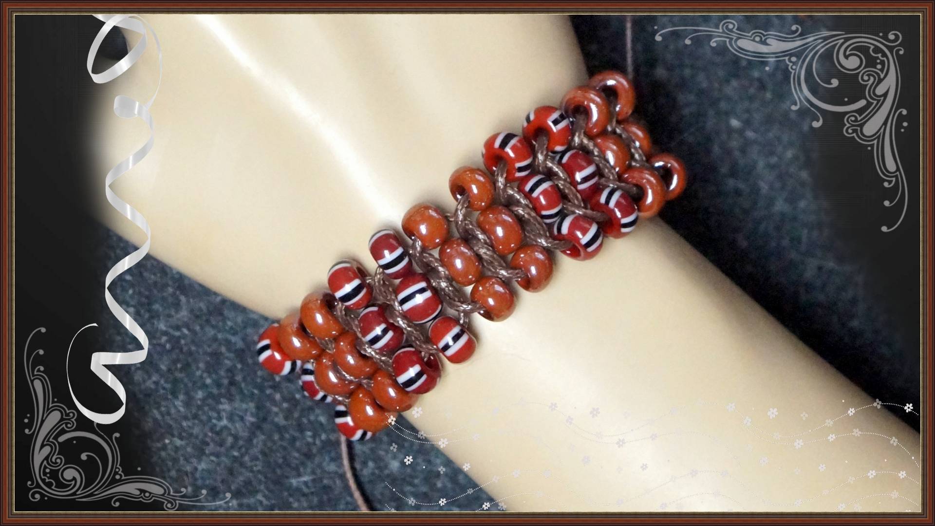 Как сплести красивый трёхрядный браслет из крупного бисера.