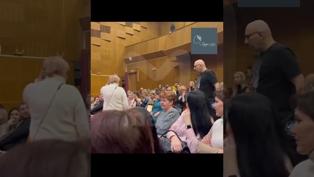 Видео #СатьяДас бьёт женщину в Новгороде на лекции |  следствия "нескучной психологии" #shorts