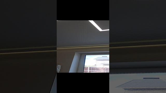 Парящий натяжной потолок с световыми линиями в спальне