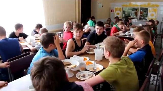 СТоловая в лагере "Юный Строитель" туроператора 12 Месяцев