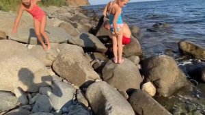 Диана и Милана вместе с папой ловят крабов возле Медведь горы