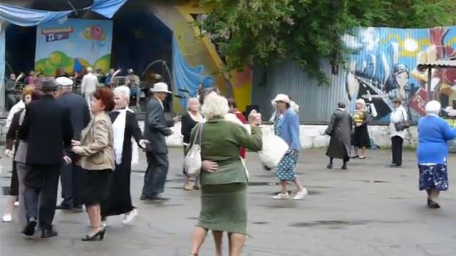 "В городском саду играет духовой оркестр..."