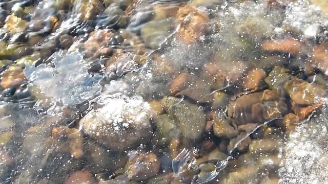 Вода по камешкам...
