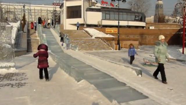 Ледяная горка главной городской елки Красноярска.
