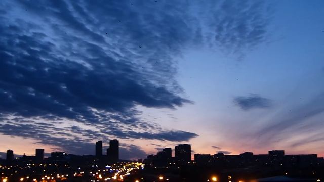 Вечер и птицы над городом.