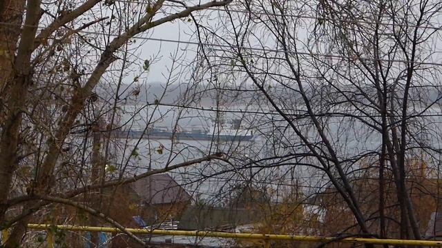"А из нашего окна" сухогруз на Волге виден.