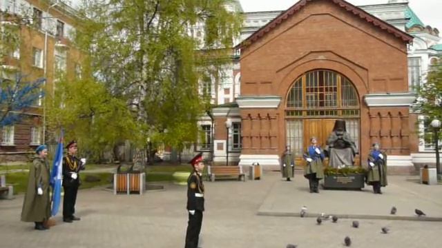 Почетный караул у памятника Архиепископу Луке.