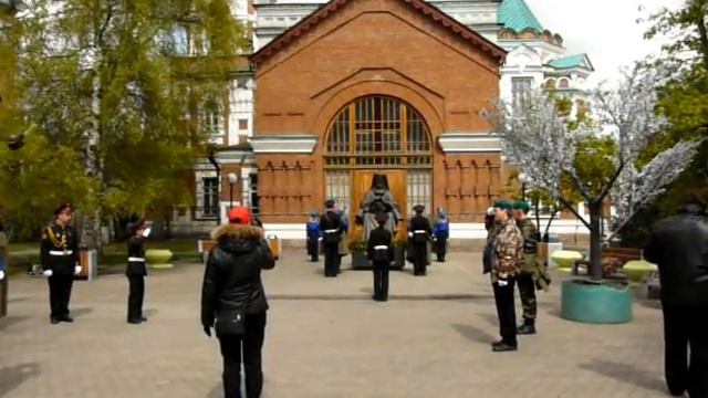 Смена караула у памятника Архиепископу Луке.