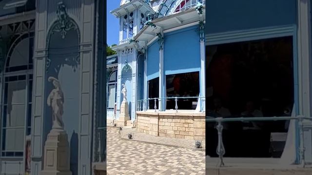 Располагайтесь напротив в тенёчке на лавочке и слушайте "живую" музыку. #путешествия #железноводск