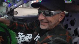 Мужик в машине трясет головой и это зациклено