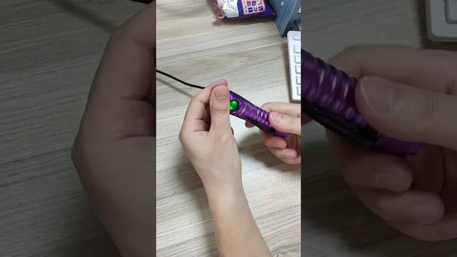 Wurkkos FC11 can't be turn on or the switch indicator lights up green when charging.