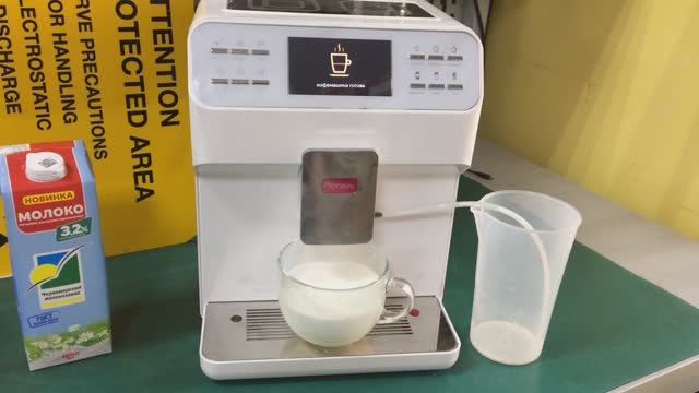 Кофемашина Pioneer - Приготовление горячей молочной пенки