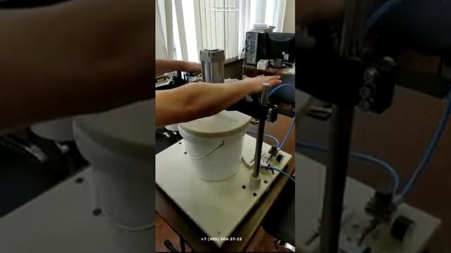 Работа пневматического устройства укупорки для больших ведер  УУ-1ПН производства ООО Промбиофит