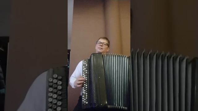 Девочки угадывают мелодию ))