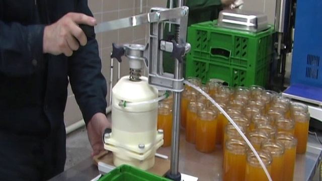 Работа линии по укупорке меда в стеклянных банках крышками ТВИСТ-ОФФ укупорщиком УУ-5 с доводчиком