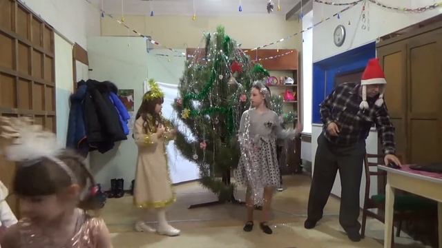 Новогодняя тусовка  1 серия