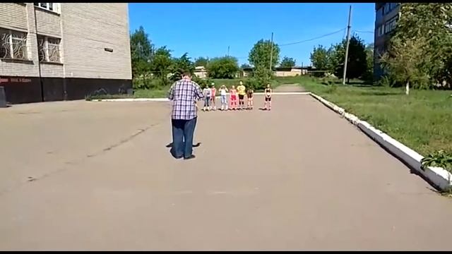 Репетиция и первый разминочный этап соревнований юных роллеров.