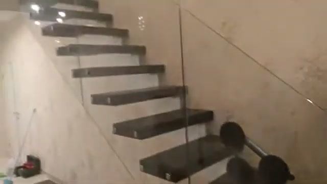 Целносварная лестница из металла на монокосоуре