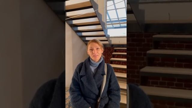 Металлическая П-образная лестница закрытого типа с площадкой под обшивку деревом