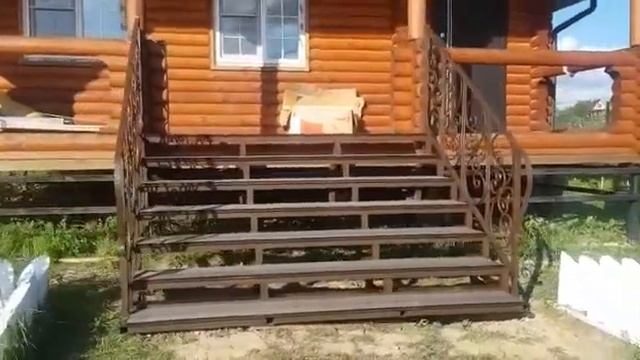 Крыльцо с коваными перилами