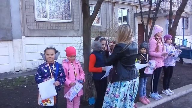 Церемония награждения участников конкурса рисунков на асфальте.