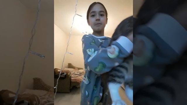 Камилла пытается записать домашнее задание-стихотворение наизусть